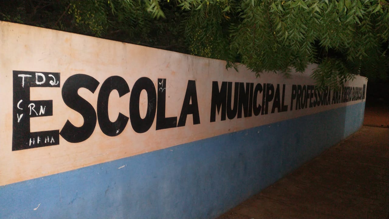 Pais dormem em fila para conseguir matrículas na escola Ana Ribeiro ...